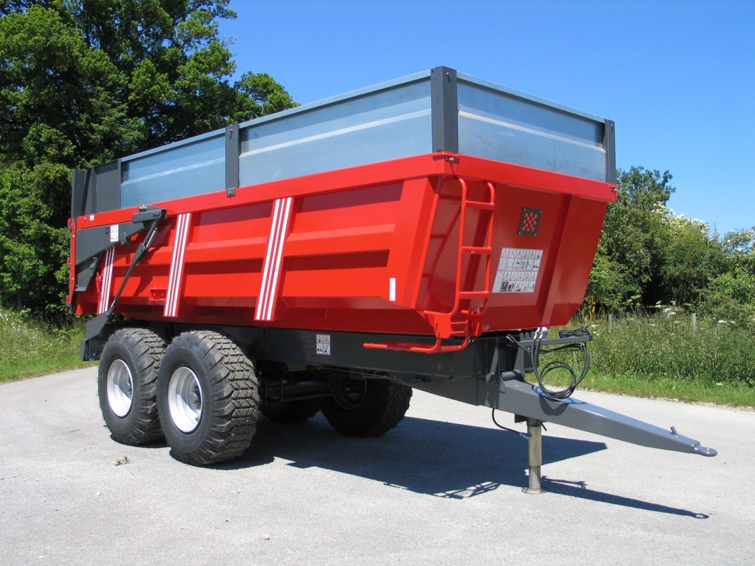 REMORQUE agricole et benne agricole 15 tonnes.